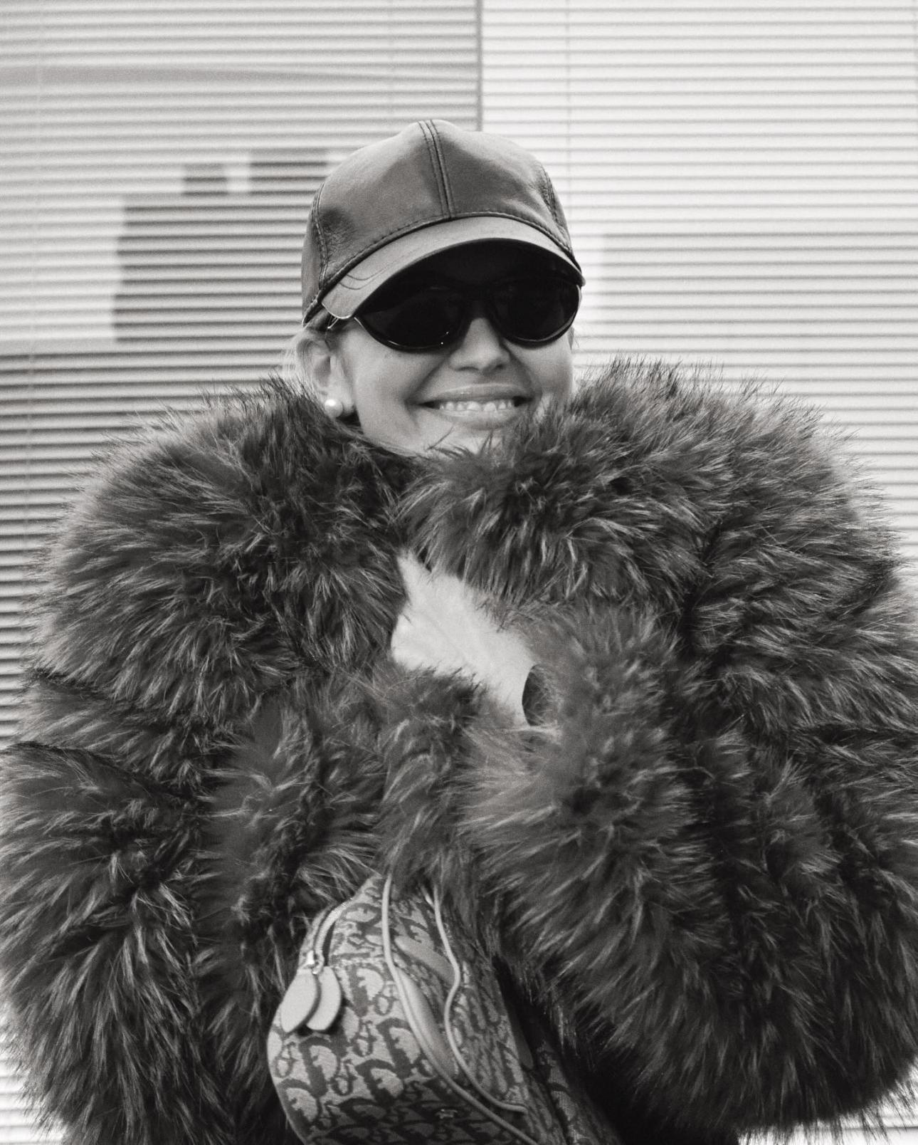 Κλέλια Ανδριολάτου: Το στιλάτο look με φόρμα, γούνινο πανωφόρι και Ugg είναι Fashion Week ...